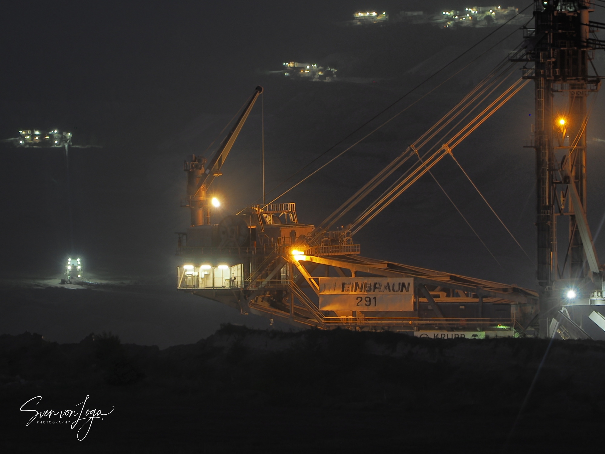 Braunkohlebagger in der Nacht – Expedition Rheinland